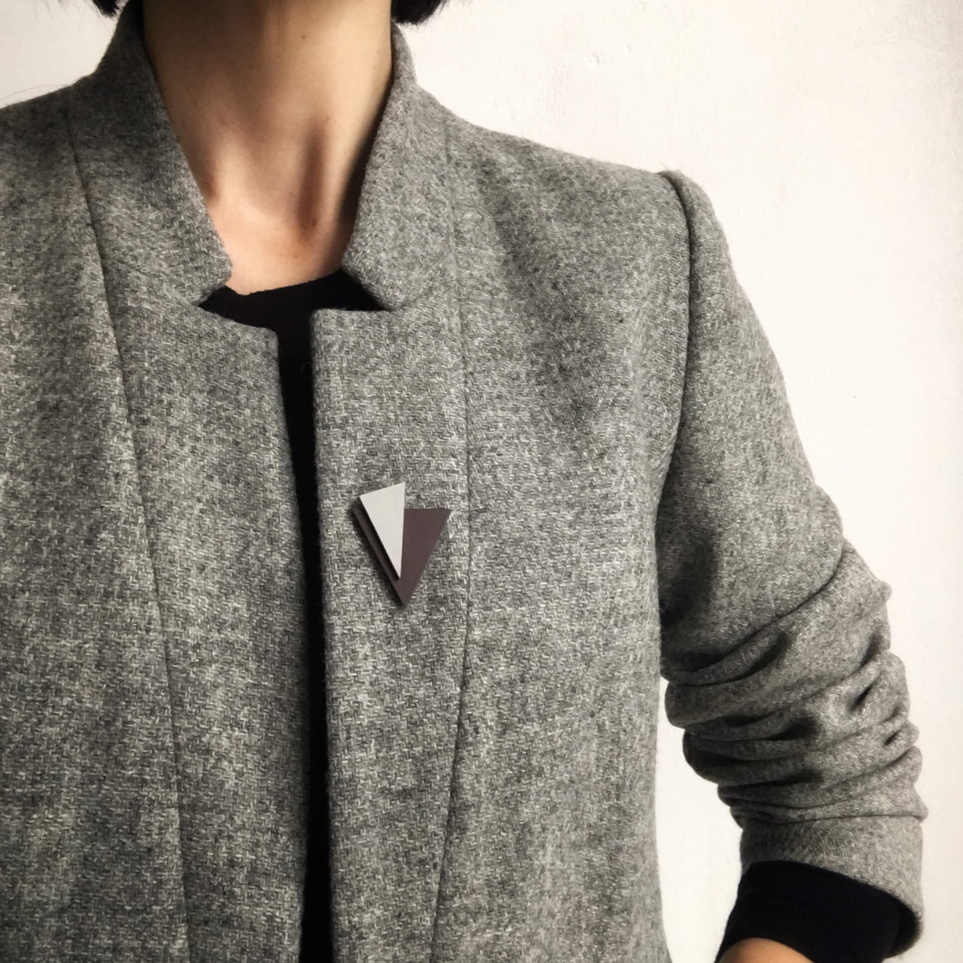 Lapel pin in gray and burgundy • Jagged Squares